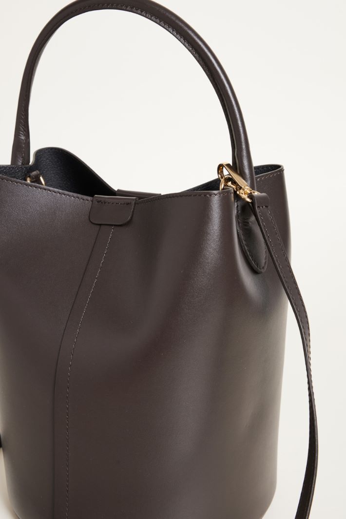 Borsa a secchiello in pelle liscia, marrone | Intrend